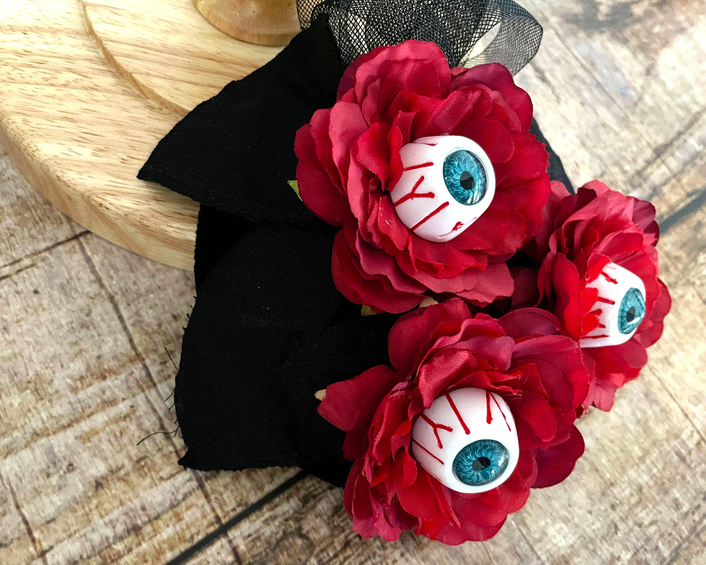 Fascinator EYEBALLS Headpiece Augen Horror Rosen – Madness United Shop