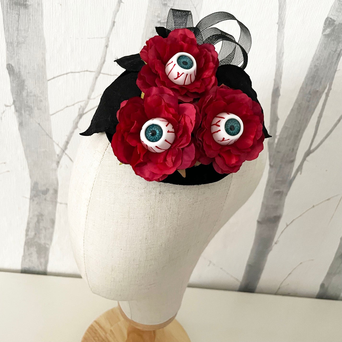 Fascinator EYEBALLS Headpiece Augen Horror Rosen – Madness United Shop